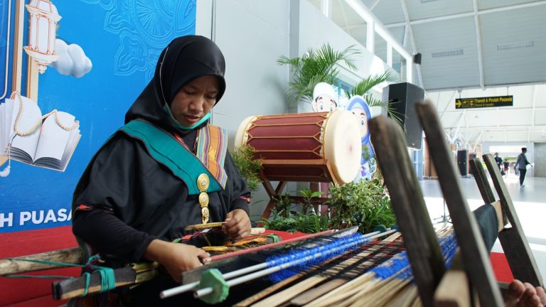 Tari Kembang Sembah Hibur Pemudik Arus Balik di Bandara Internasional ...